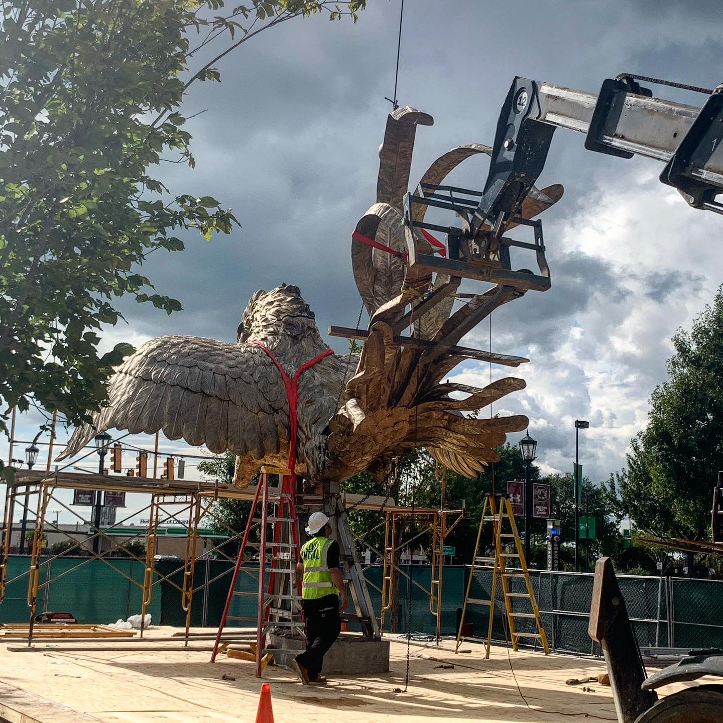 Contract Construction teams up to erect Gamecock sculpture at Williams ...